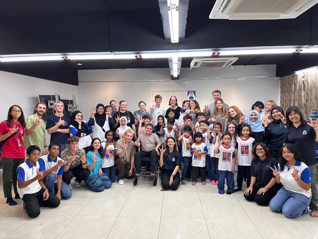 24 pelajar Amerika Syarikat santuni kanak-kanak pekak tadika di bawah ...